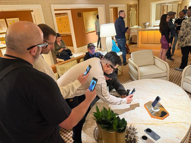 荣耀ROBOT PHONE亮相2026 CES，以颠覆性设计斩获多项顶级大奖