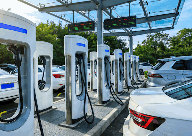 充电时车辆突然损坏 车主：4S店称充电桩电流过大 把车充坏了