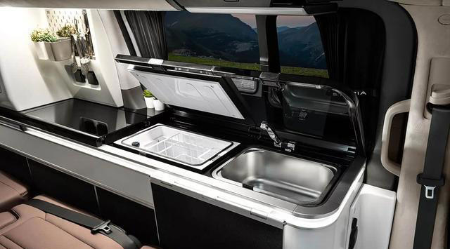 现代新款MPV官图，侧滑门，带客厅+厨房+双人床，续航400km