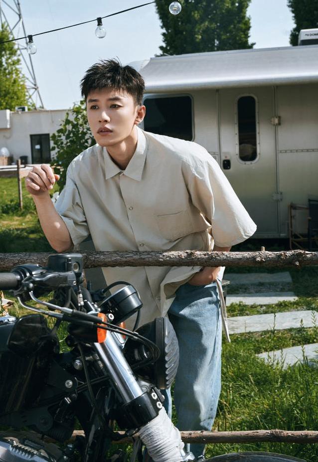 36岁代旭凭30秒电梯戏爆火，他低调妻子竟是“星二代”?