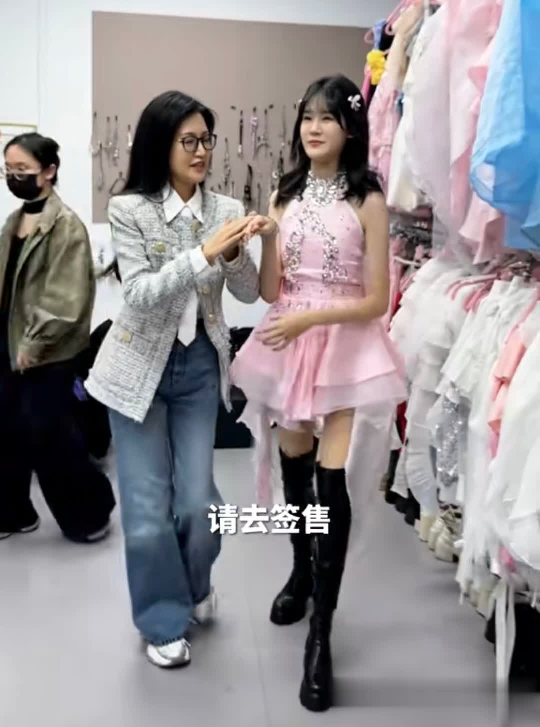 陆毅为17岁女儿贝儿庆生，穿女团装亭亭玉立，身高170超鲍蕾