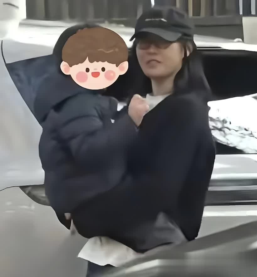 41岁白百何素颜接5岁儿子放学，孩子腿长超吸睛