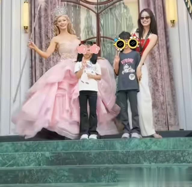 陈赫国外度假，俩女儿长相各异，41岁张子萱嘟嘴卖萌