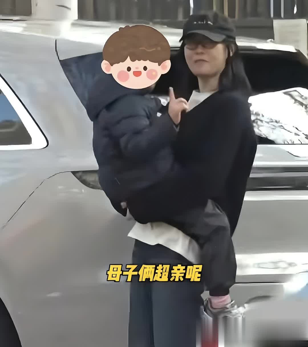 41岁白百何素颜接5岁儿子放学，孩子腿长超吸睛