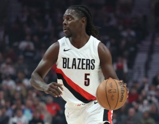 朱-霍勒迪替补出战21分钟，12投4中得到12分8篮板3助攻