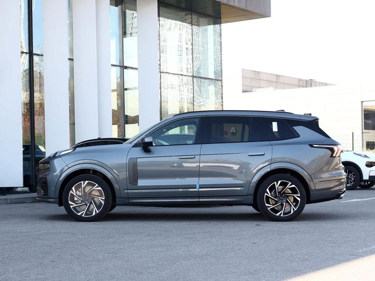 国产版“揽胜”亲民价，超5米车长配七座，搭2.0T轻混