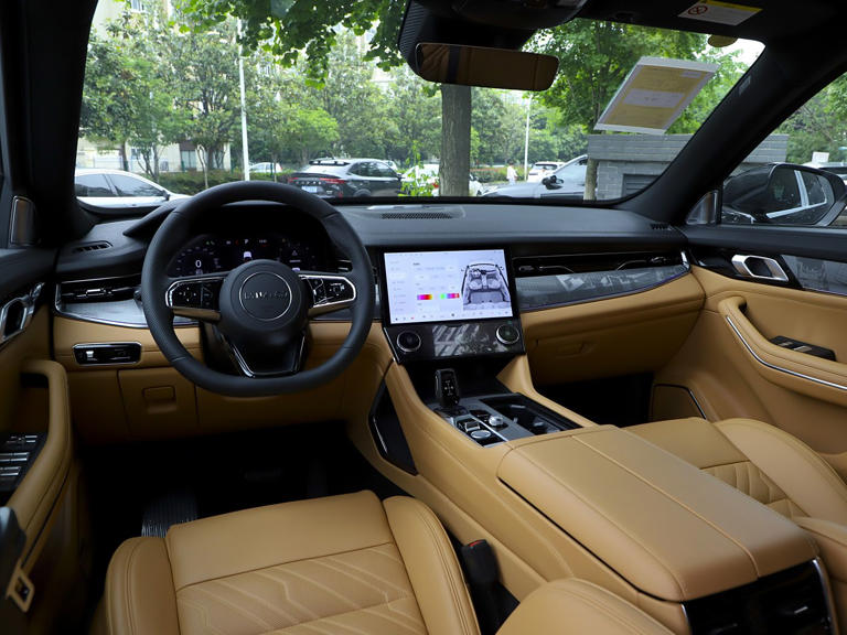 国产版“揽胜”亲民价，超5米车长配七座，搭2.0T轻混