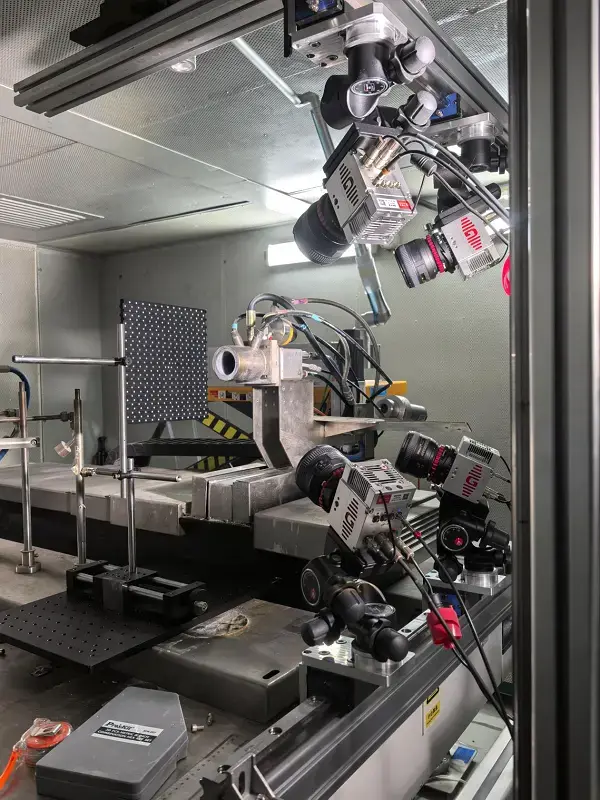 基于3D3C-PIV的燃烧火焰三维速度场与涡结构测量实验研究