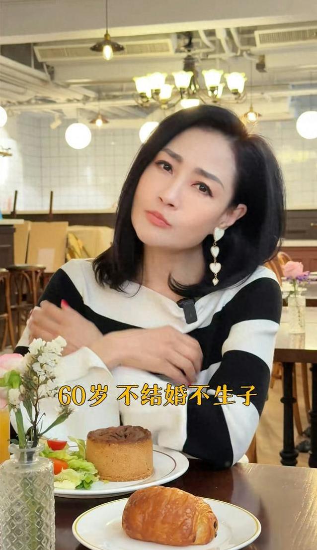 60岁TVB女星未婚未育，算出香港年开支40万，却原来是隐形富婆?