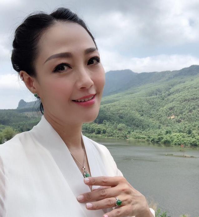 60岁TVB女星未婚未育，算出香港年开支40万，却原来是隐形富婆?