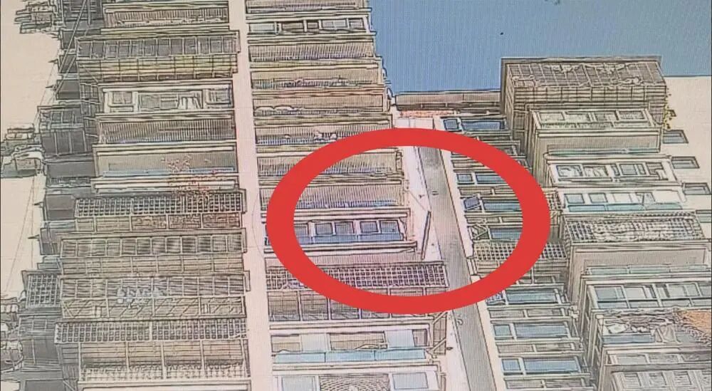 太吓人! 厦门一小区26楼突然掉下一长条砖块，砸在楼栋大门口；业主：多处外墙有裂缝