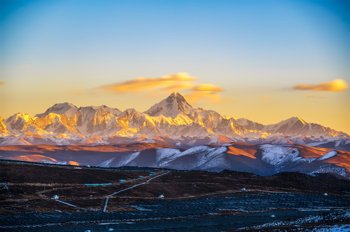 贡嘎雪山的冬日鎏金