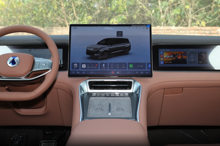 专治冬日路况，2.0T+三电机四驱，3.9秒破百，试驾腾势N8L