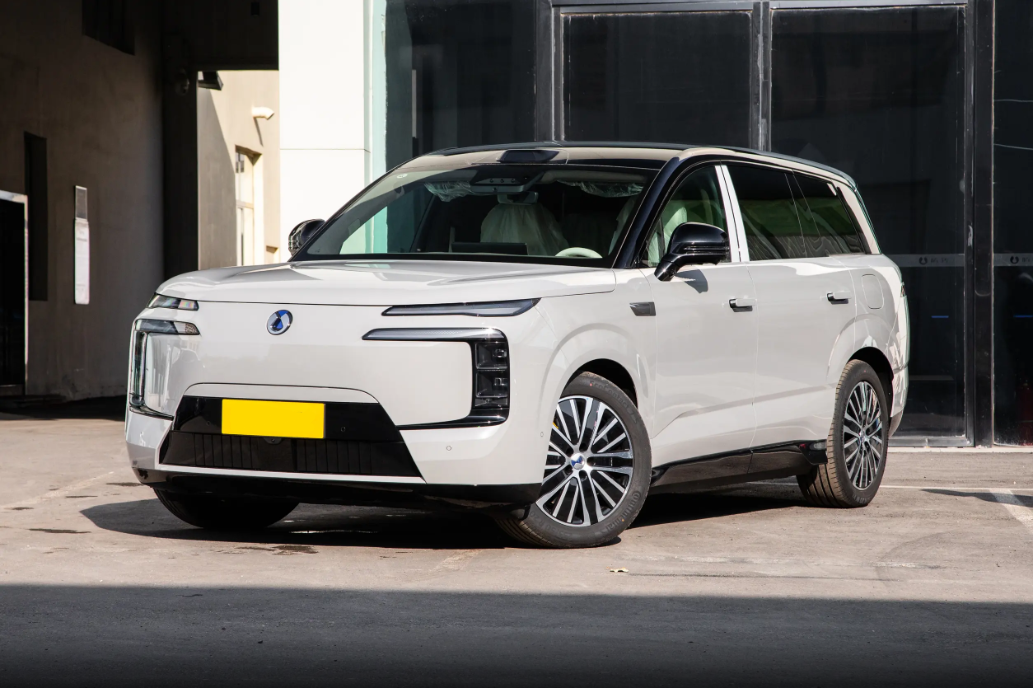 专治冬日路况，2.0T+三电机四驱，3.9秒破百，试驾腾势N8L