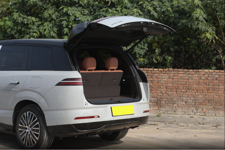 专治冬日路况，2.0T+三电机四驱，3.9秒破百，试驾腾势N8L