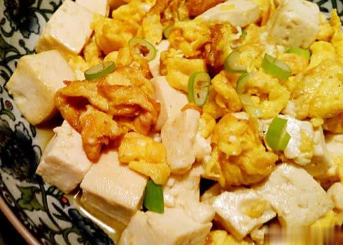 鸡蛋炒豆腐，鲜嫩解馋又滋补，堪称下饭佳肴!