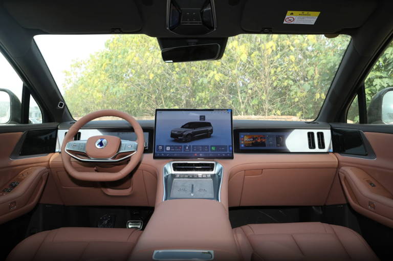 专治冬日路况，2.0T+三电机四驱，3.9秒破百，试驾腾势N8L