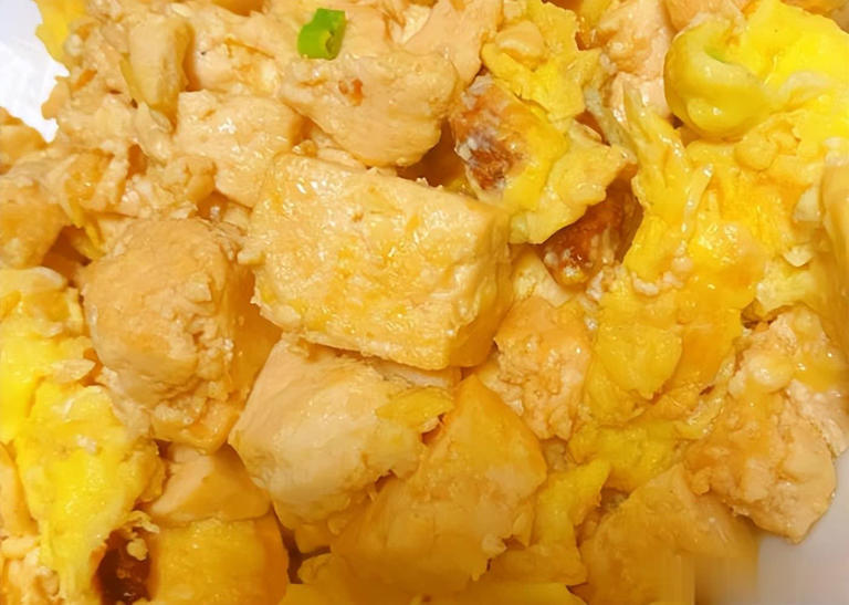 鸡蛋炒豆腐，鲜嫩解馋又滋补，堪称下饭佳肴!