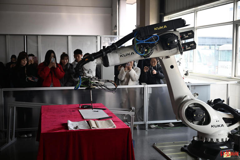 领克06第30万辆整车下线!这款“成都造”汽车为何能获市场青睐圈粉海外?