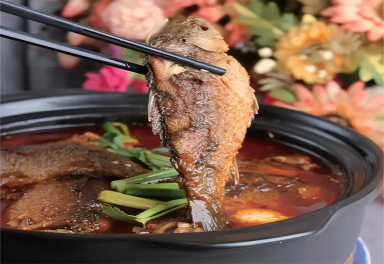 美食推荐：泡椒烧白扣肉、酸辣鲫鱼、蛤蚧鹌鹑汤制作方法