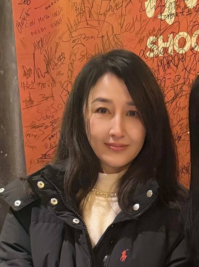 TVB前当家花旦近况曝光!与影帝老公现身国外，61岁仍被赞冻龄