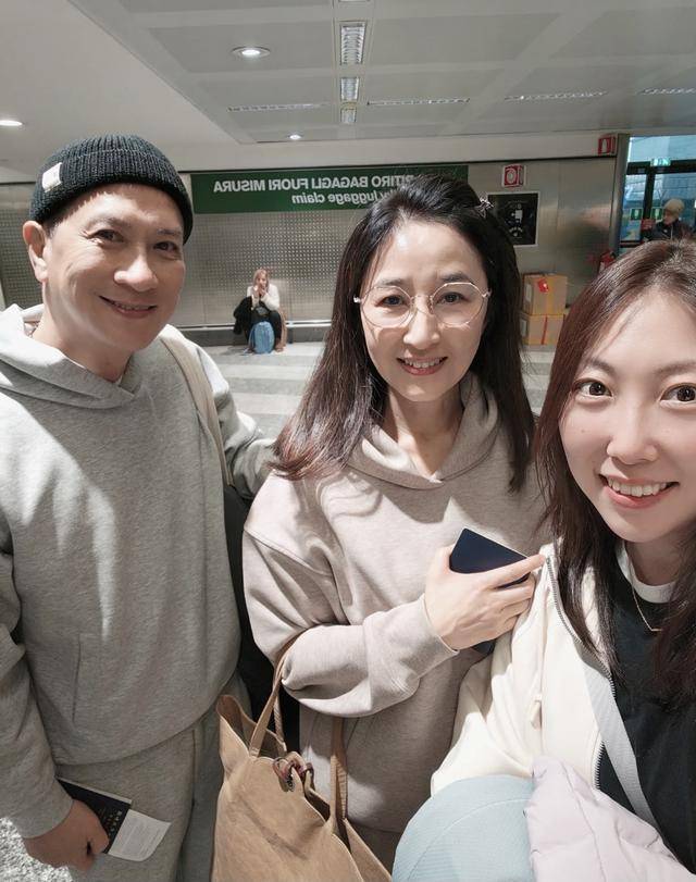 TVB前当家花旦近况曝光!与影帝老公现身国外，61岁仍被赞冻龄