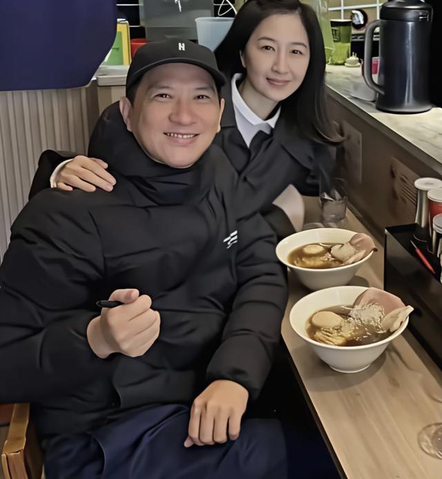 TVB前当家花旦近况曝光!与影帝老公现身国外，61岁仍被赞冻龄