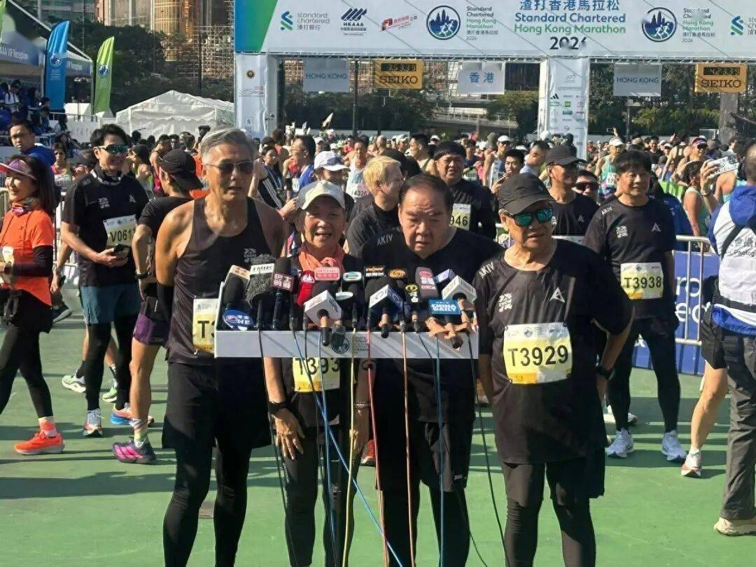 香港马拉松｜70岁周润发组“几百岁”跑团 74岁郑则仁完成10k挑战