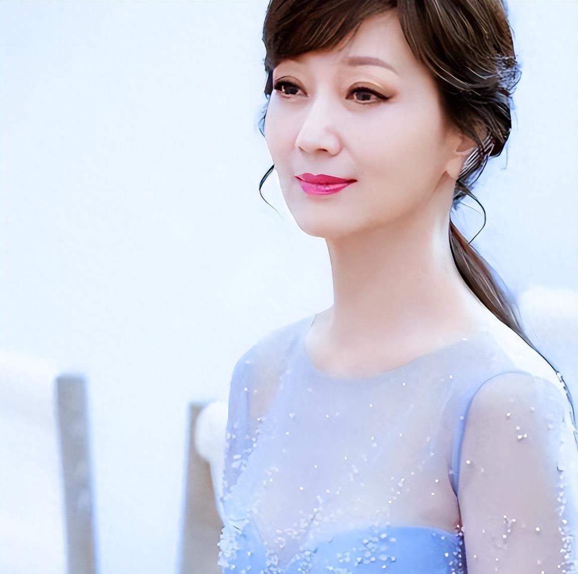 被全网群嘲后，赵雅芝晒猫咪造型，早已走上另一条上坡路