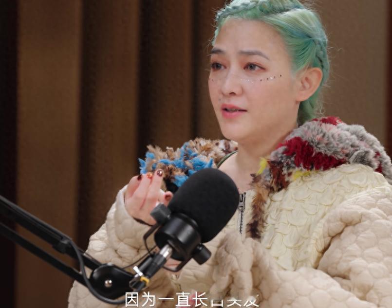 48岁范晓萱不婚不生，不敢上《浪姐》，首谈2025年逝去亲朋