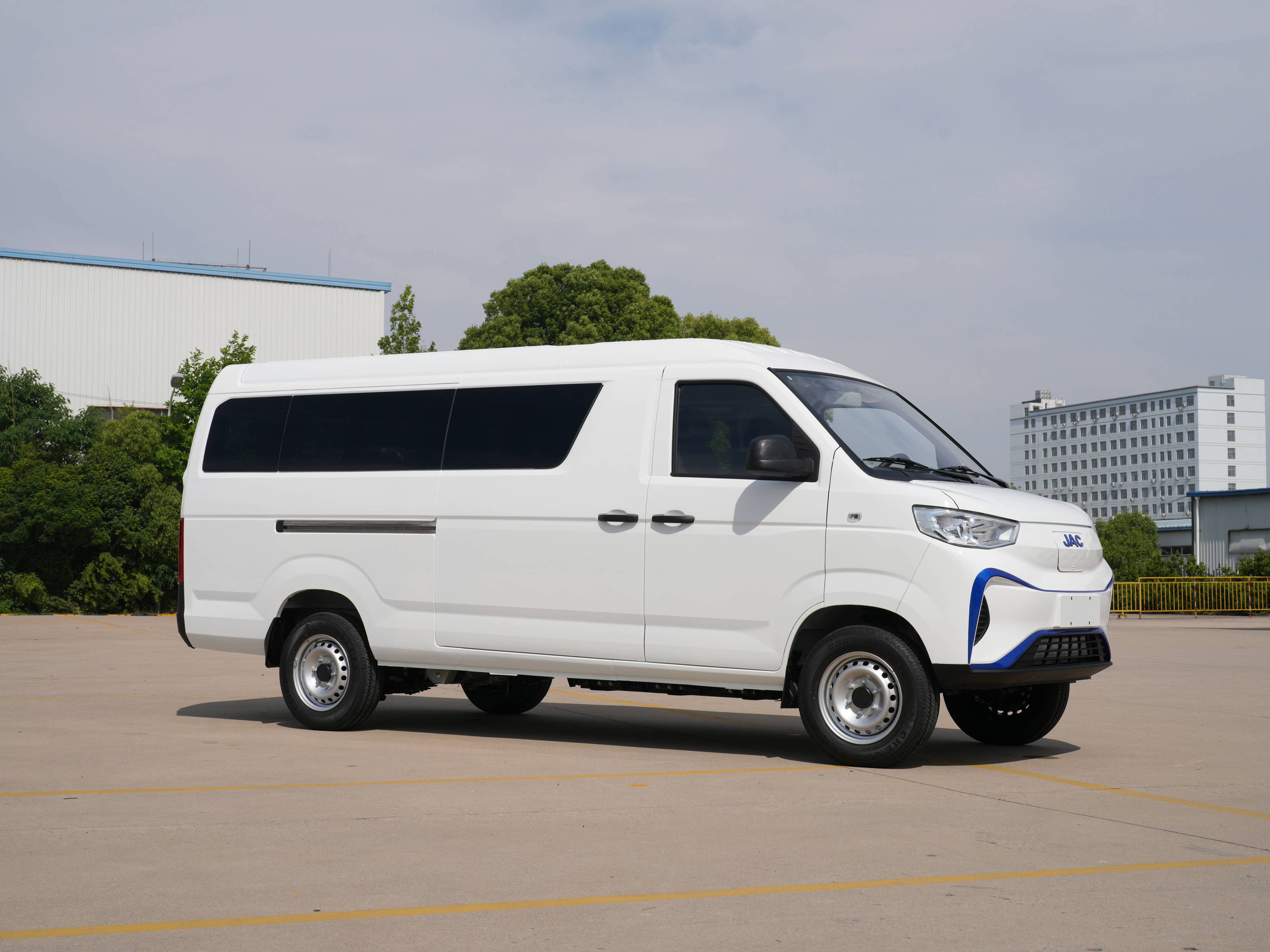 新能源VAN车市场弄潮者 蓝猫纯电客运版正式上市