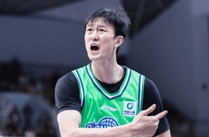 赖俊豪全场投篮7中5，三分3中2得到14分10篮板2助攻3盖帽