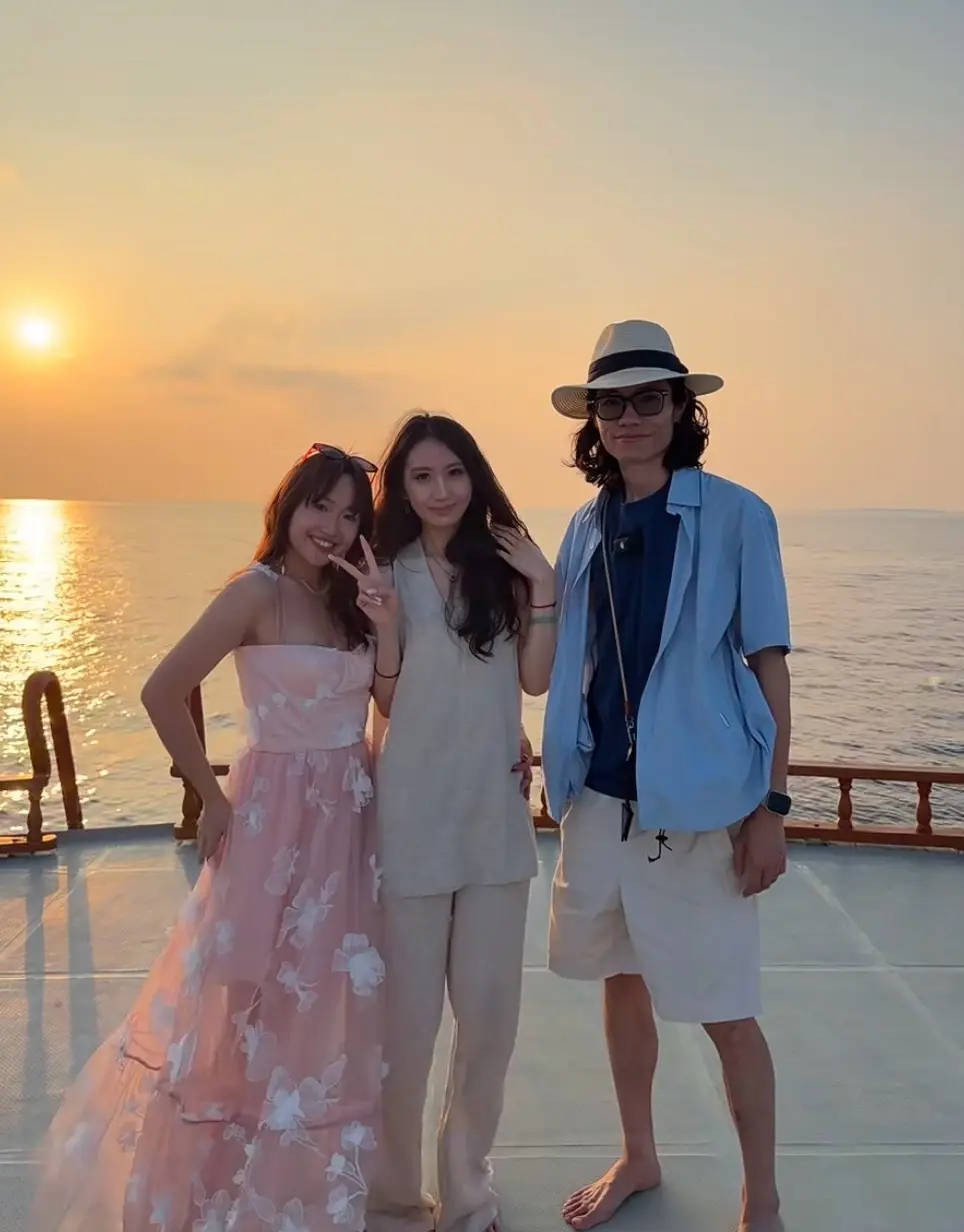 李行亮夫妇在马尔代夫度假被偶遇 麦琳穿粉色吊带长裙温婉甜美