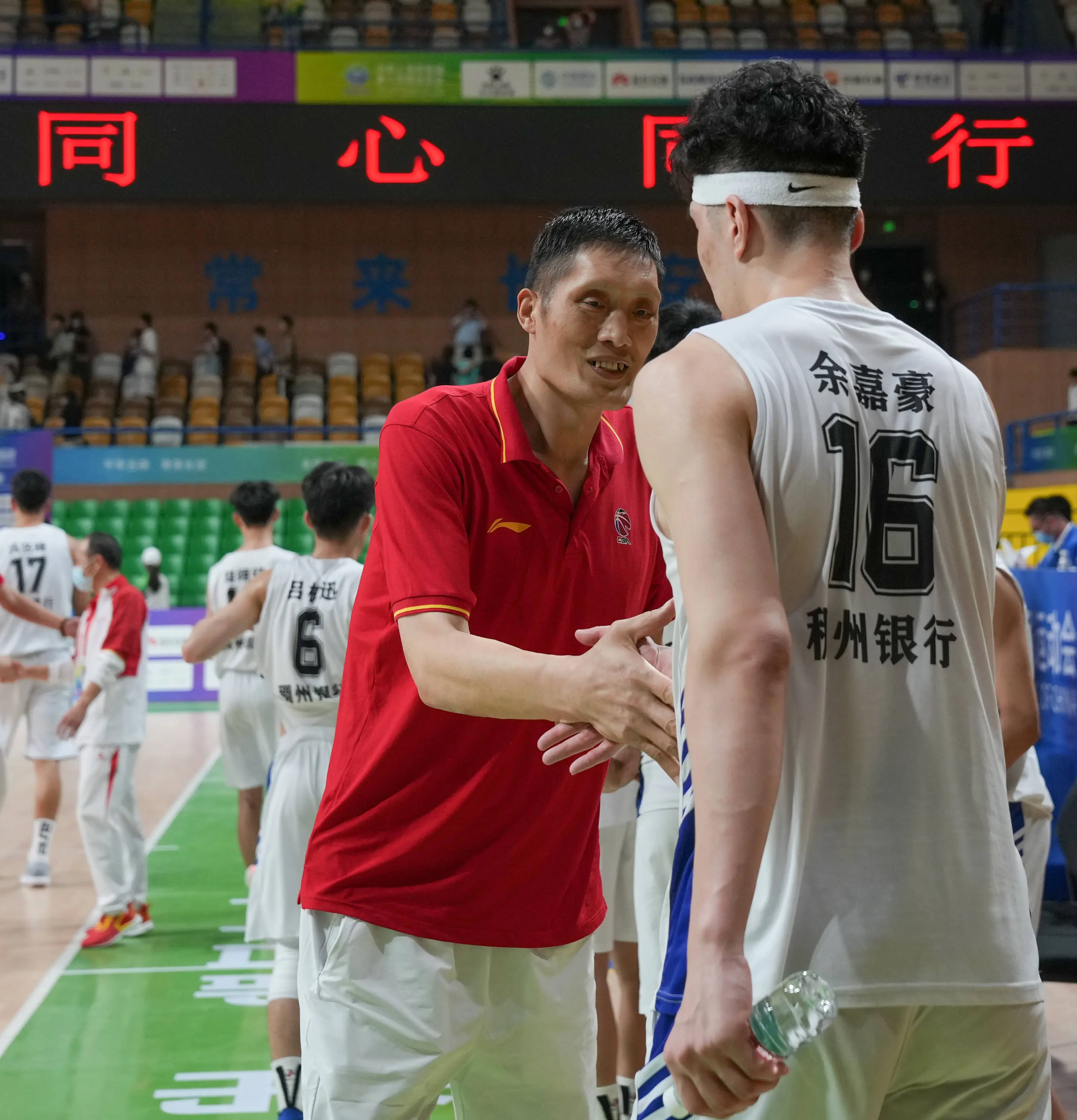 他是男篮名宿，拿过篮板王，如今儿子也进CBA，成为顶级中锋