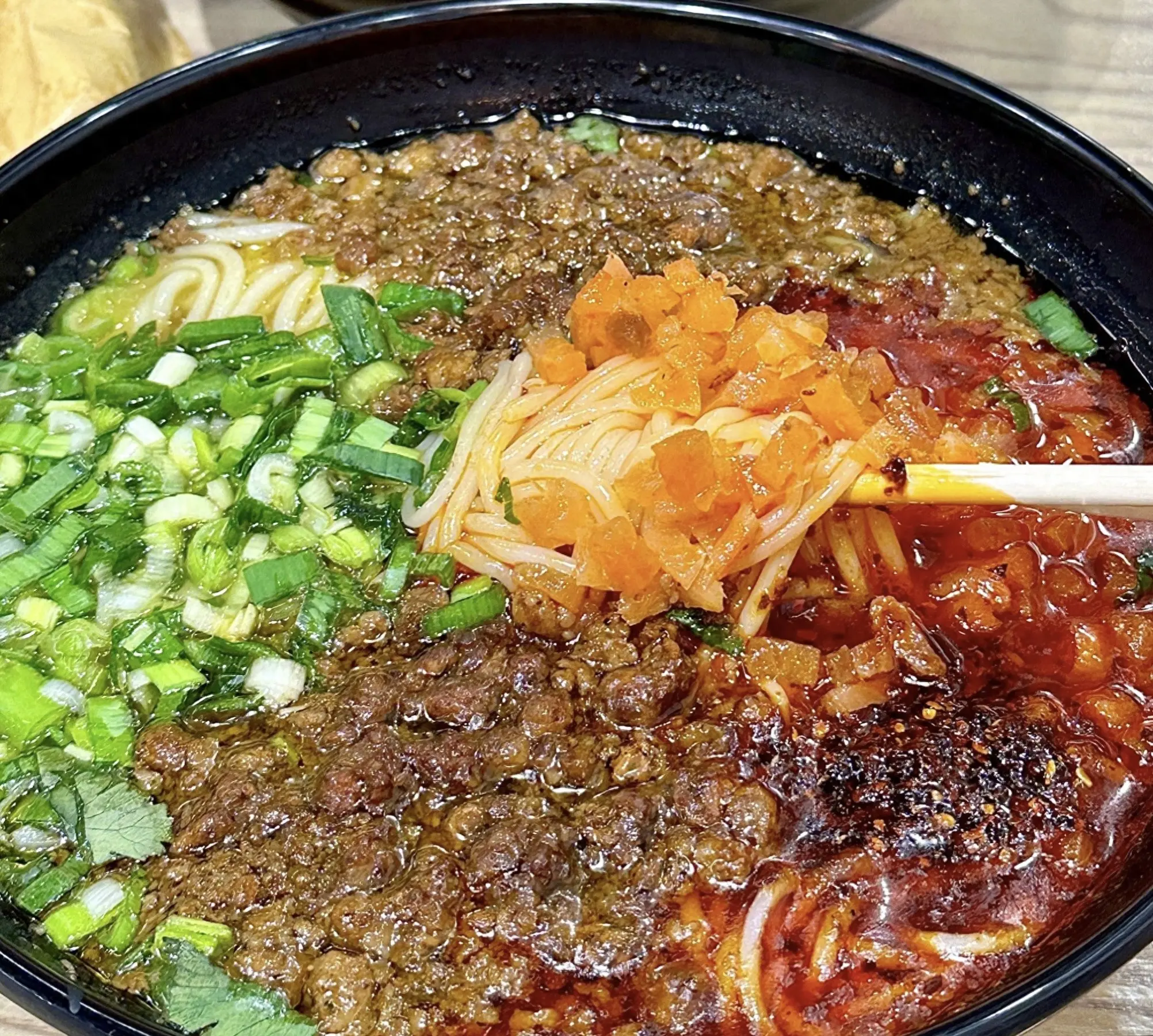 徐州肉酱米线：酱香汤浓，米线劲道，哧溜哧溜喝不停!