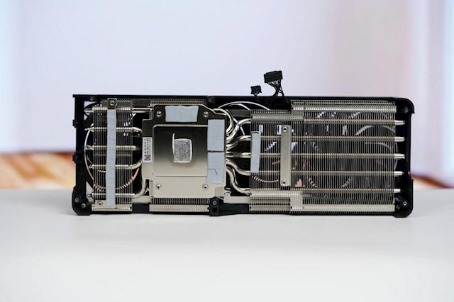 嘻哈涂鸦太吸睛! 七彩虹 RTX 5070 Ultra OC 12GB 图赏