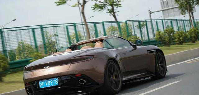 4.0T V8+8AT，680马力，拉风又舒适，飘了，这车我居然想天天开！