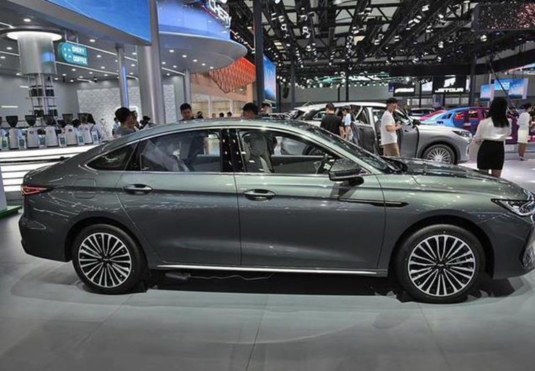 奇瑞A8L仅9.99万，续航2100km，外观酷似奥迪A7！