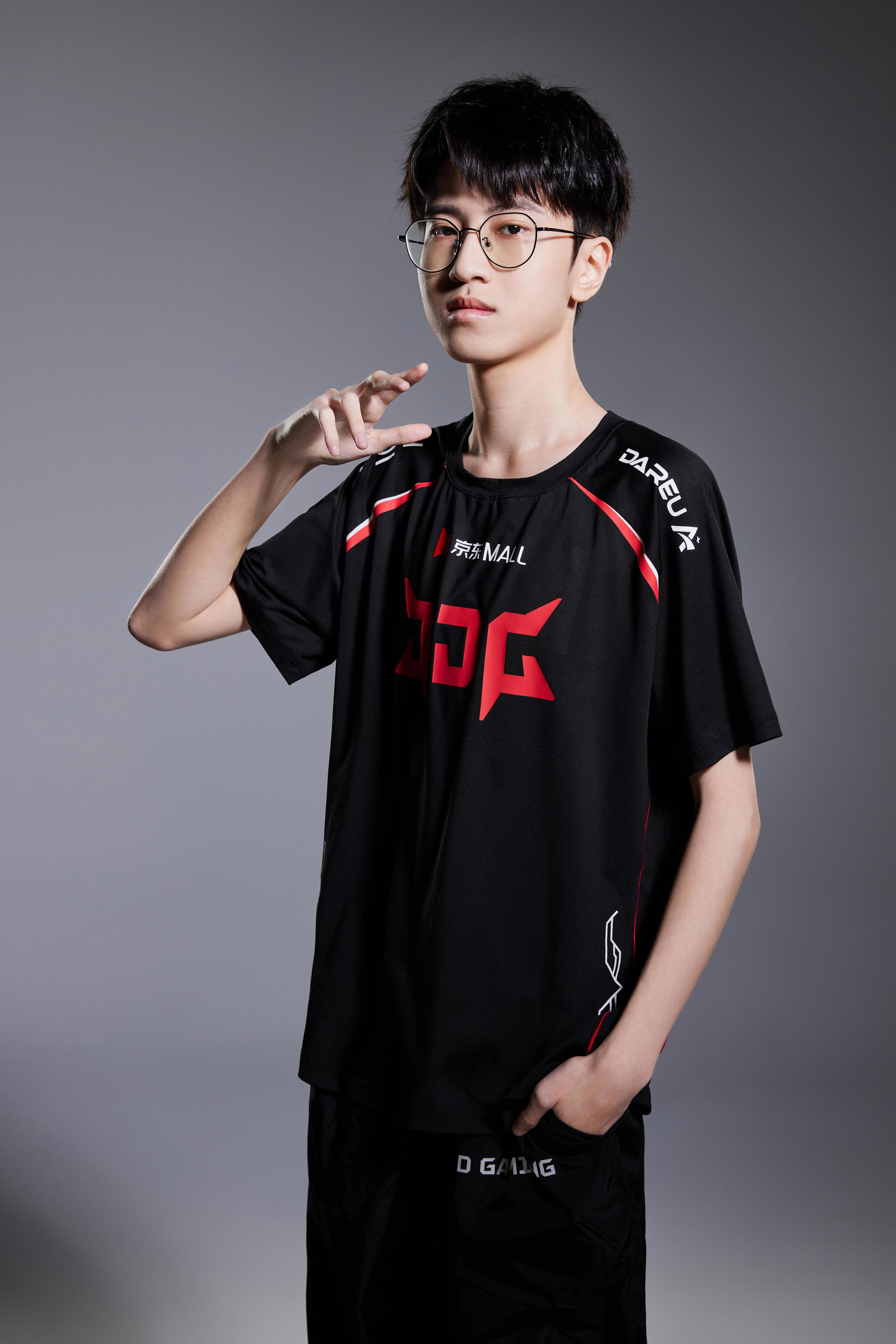 JDG官方分享启点赛定妆照：帅帅的很安心