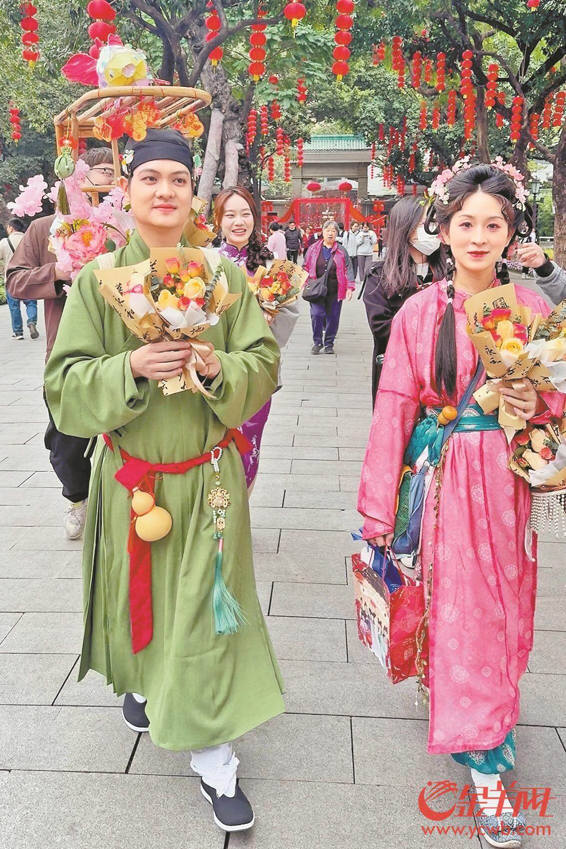 2025广州水上花市开幕 “卖花郎”“花仙子”邀您共赴水上繁花盛宴