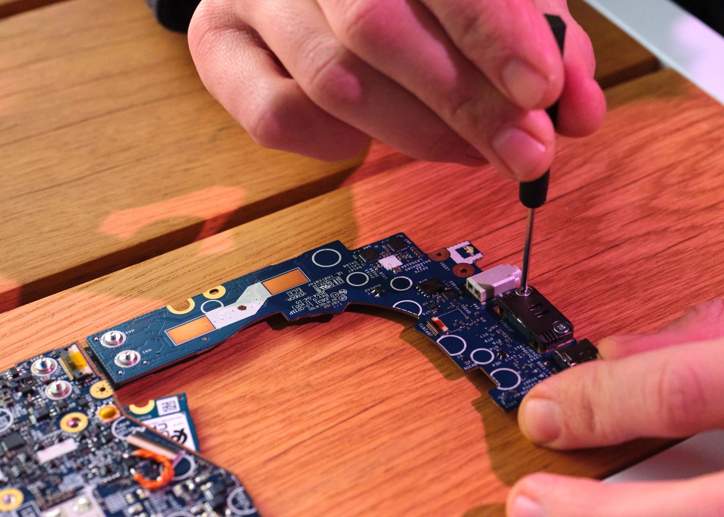 戴尔率先为商务本引入模块 USB-C 接口：耐用提升四倍，更易维修