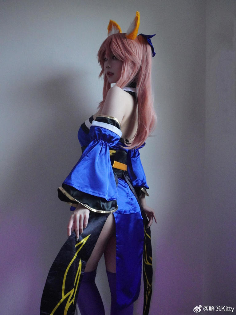 前LPL英文流解说Kitty晒Cos照：我与你的新娘，谁美？