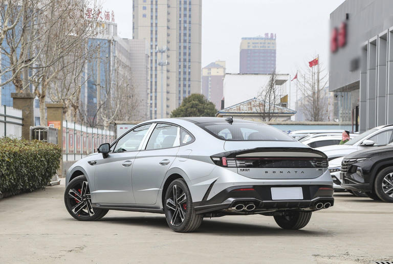 11万！中型车“卷王”，250马力+8AT，还看啥雅阁凯美瑞