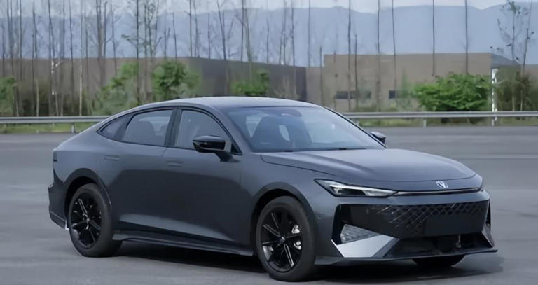 “小A7”即将改款？新款长安UNI-V实车曝光，更换发动机更大马力