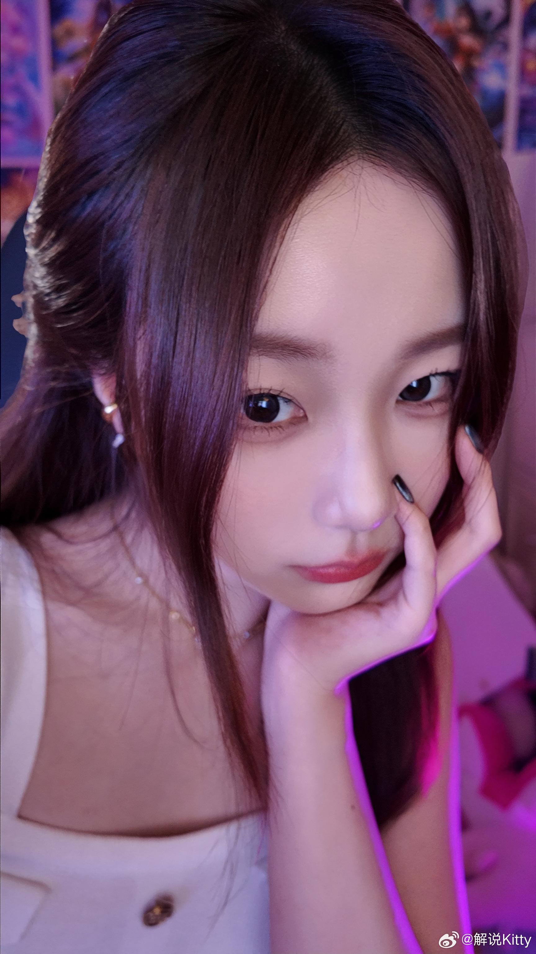 前LPL英文流解说Kitty晒照：画的淡妆～