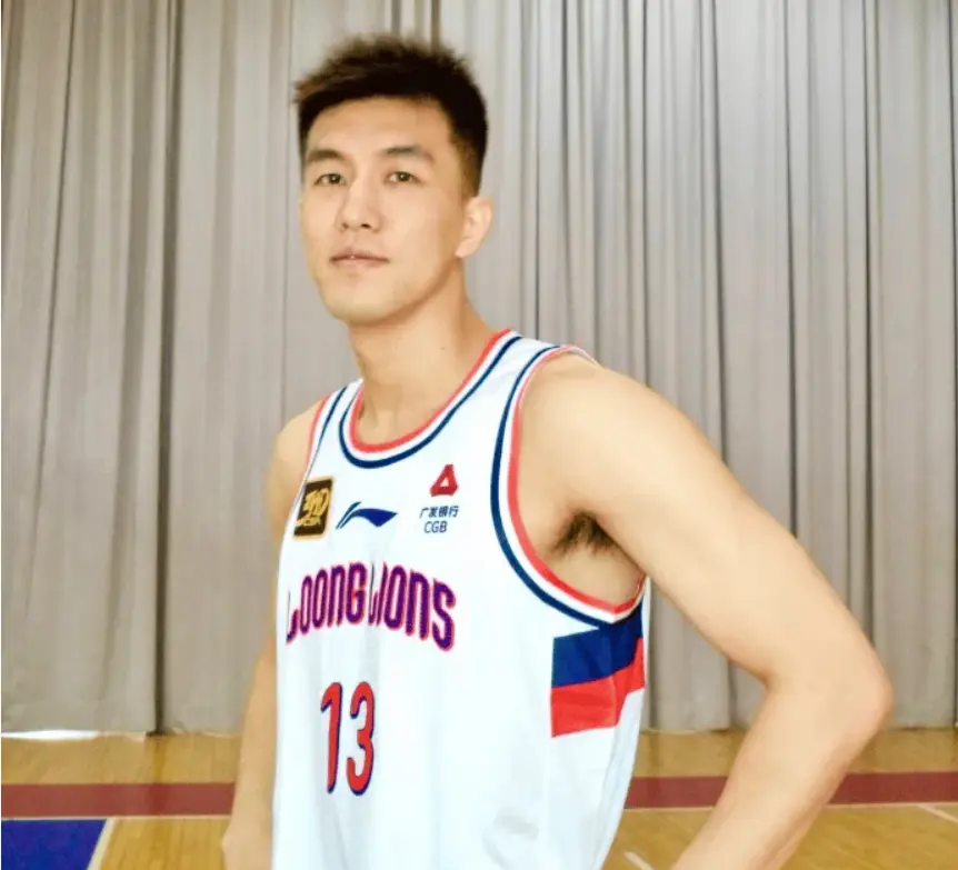 咋回事？4个外援送走2人，球迷：不想玩，就滚出CBA吧