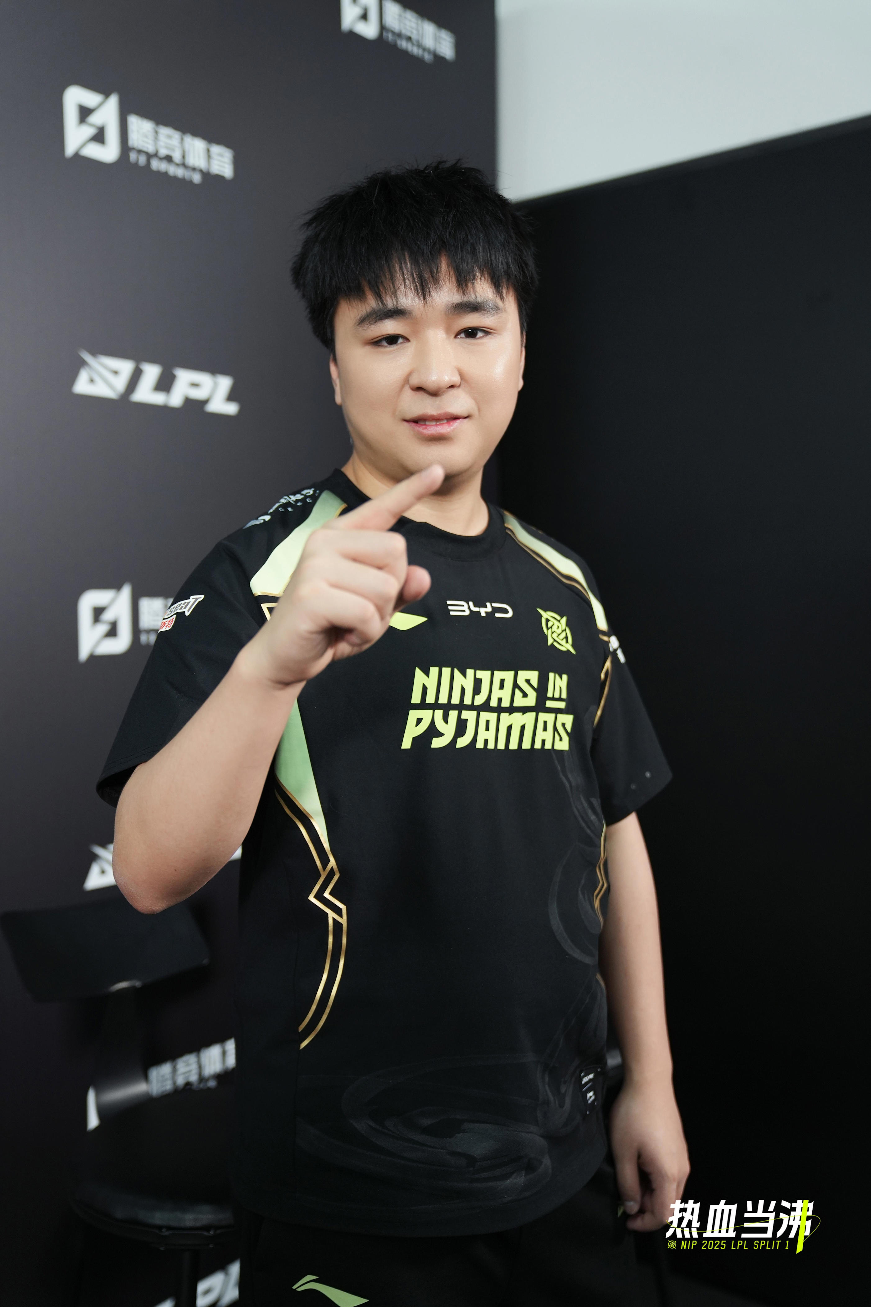 NIP发布对阵RNG赛后返图：抖抖口袋，掉出来一堆返图