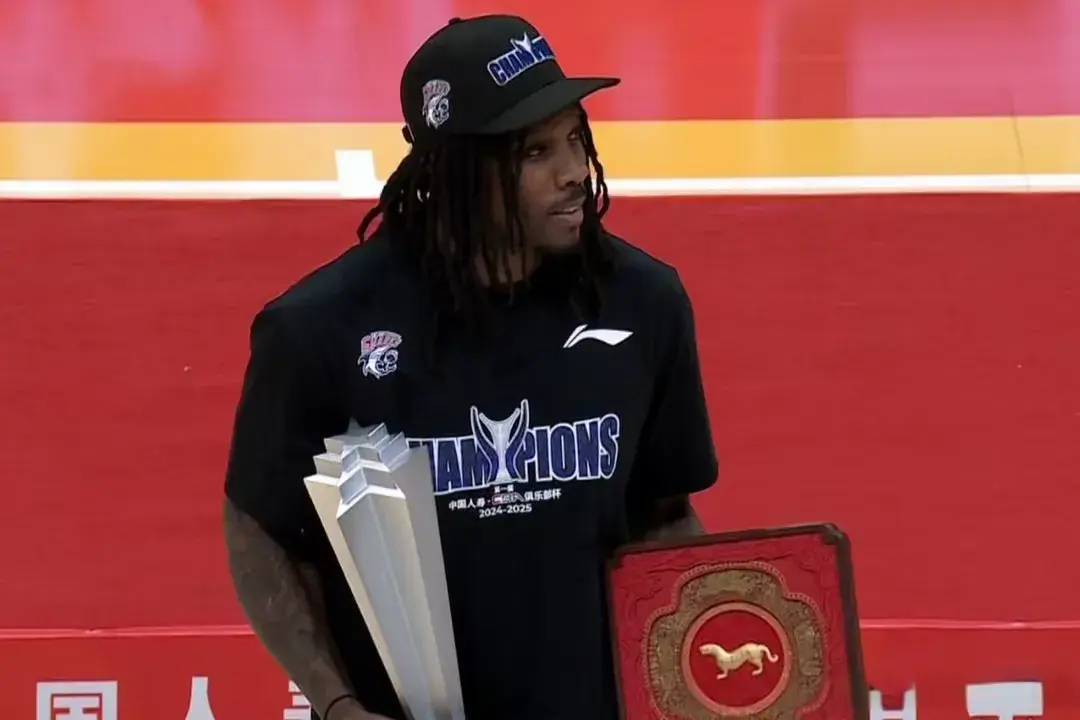 就在今天，上海男篮获首个CBA俱乐部杯冠军！31+10+8血布MVP