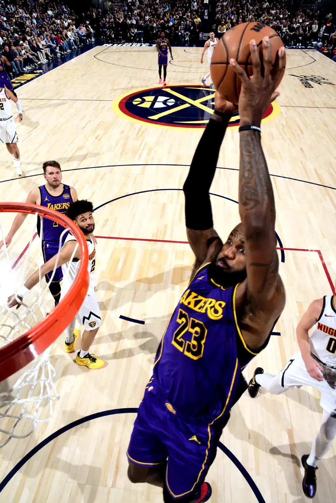 湖人123-100掘金 谈3件事 东契奇32+10 约基奇7次出手 失误8-20