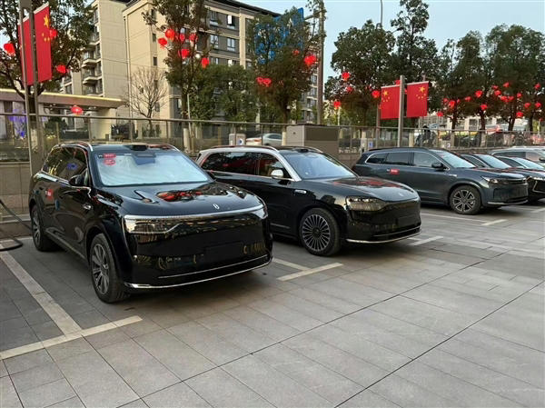 40万价位最强家用SUV之一 问界M8实车曝光：新配色首次亮相